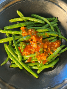 air fryer green beans with spicy Gochujang sauce - Olive You So Matcha